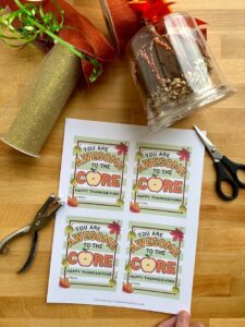 Easy Caramel Apple Gifts for Thanksgiving - Cute Gift Tags!