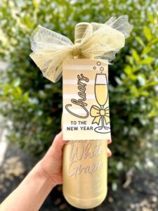 "Cheers to the New Year" Bottle Gift Tags - Easy New Year's Gifts!